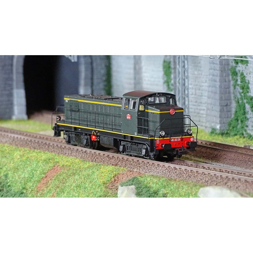 Locomotive diesel 040 DE 131, SNCF, livrée verte et bandes oranges - R37 HO41032 - dépôt Mohon