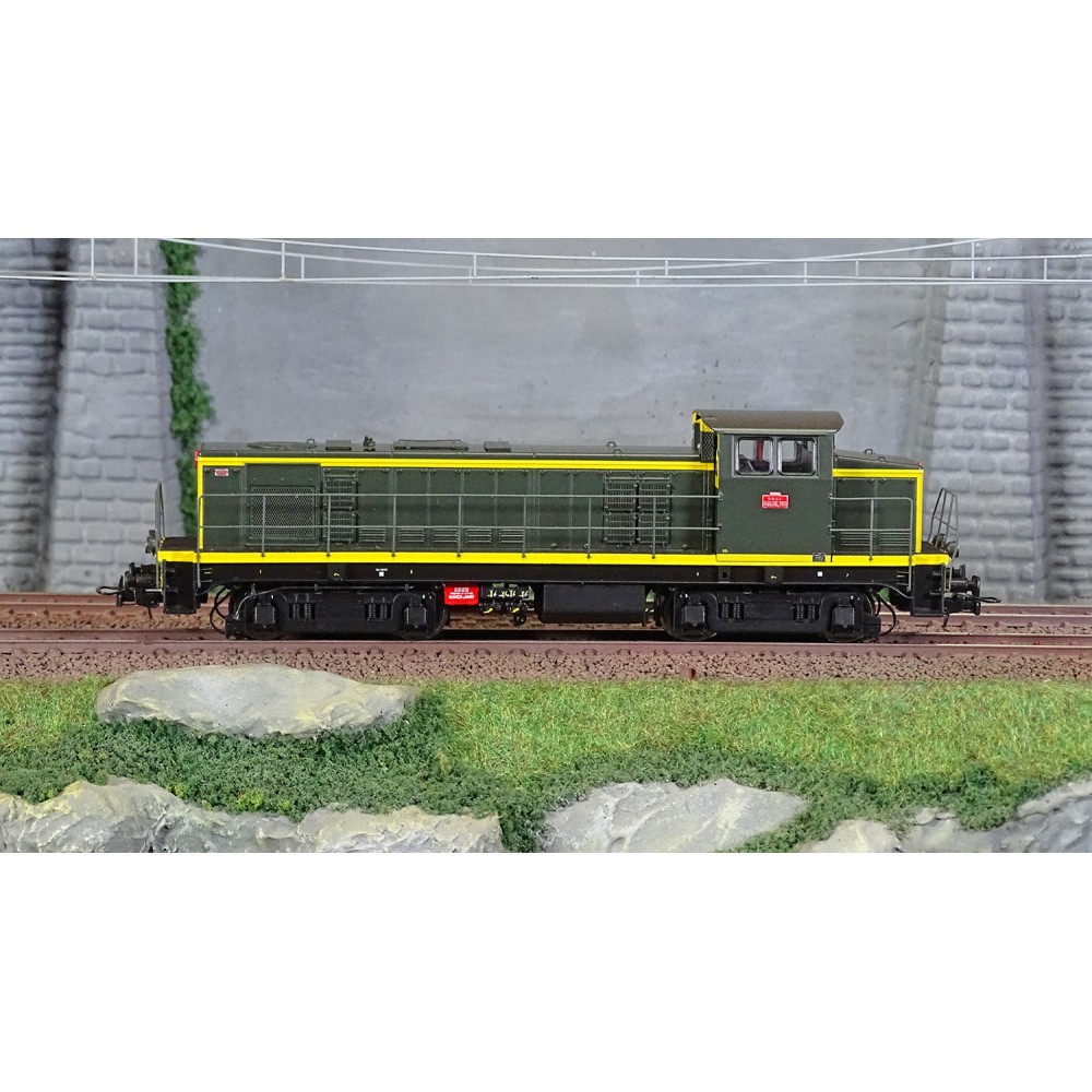 Locomotive diesel 040 DE 785, SNCF, livrée verte et bandes jaunes - R37 ...