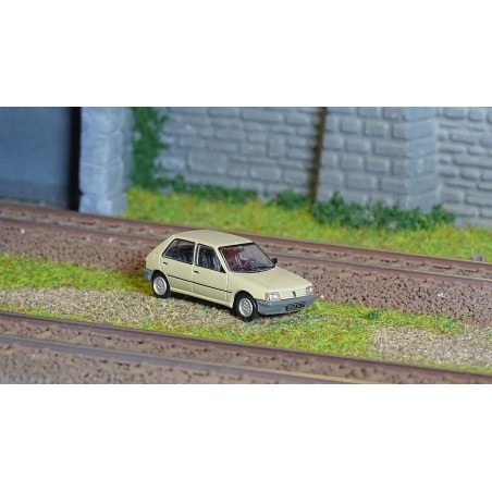 Voiture Peugeot 205 GE, Beige "Antilope" - Ree Modeles CB150