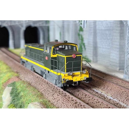 Locomotive diesel BB 63818 UM, SNCF, livrée verte et bandes jaunes - R37 HO41108DS - dépôt ...