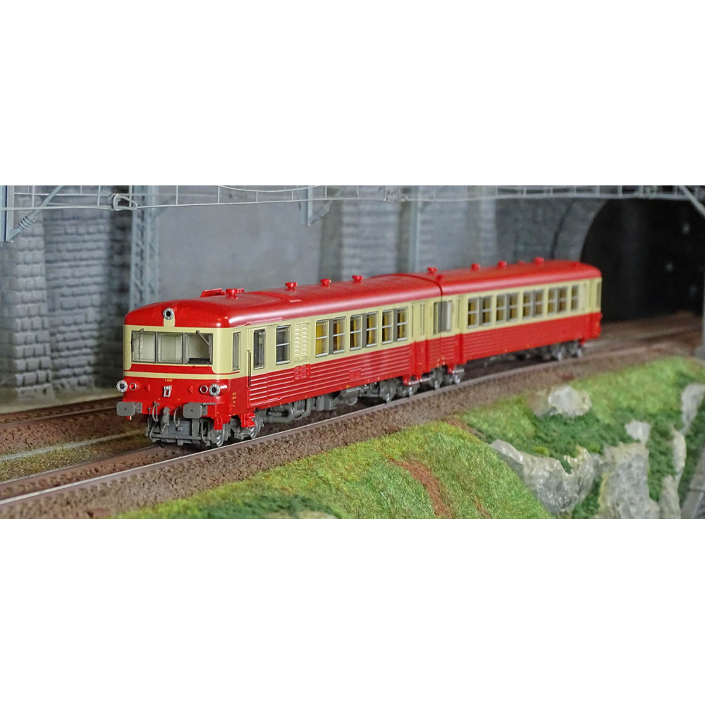 Autorail EAD X4687 - XR8684, rouge crème, décoration 1973, Lyon-Vaise ...