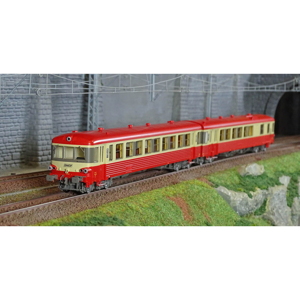 Autorail EAD X4696 - XR8693, rouge crème, décoration 1976, Longueau ...