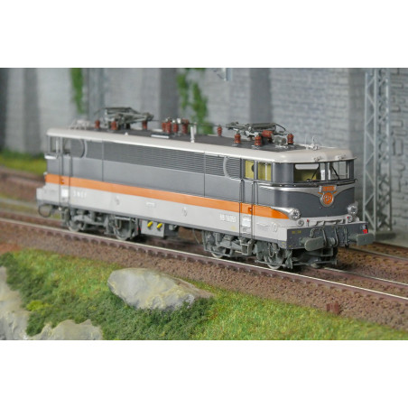Locomotive électrique BB 16053, SNCF, Corail, réversible, La Chapelle - Ree Modeles MB180